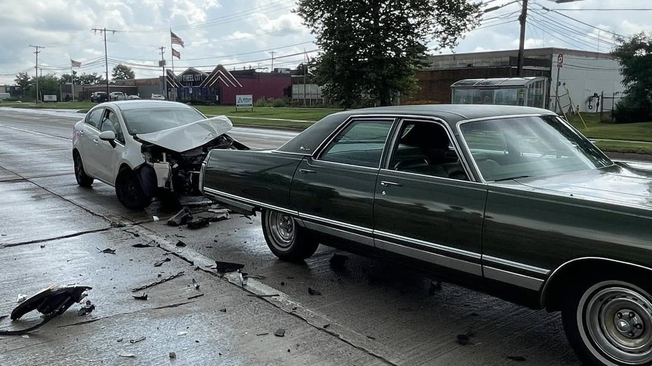 Nowoczesny samochód uderzył w Chryslera z 1973 roku. Absurdalnie to ...