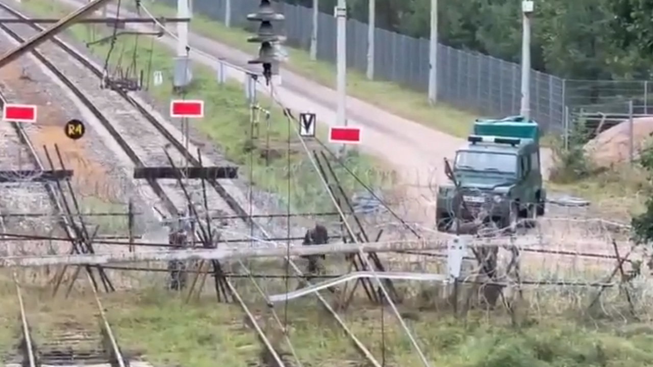 Tak wygląda granica Polski z Białorusią. Rozciągnięto drut kolczasty ...
